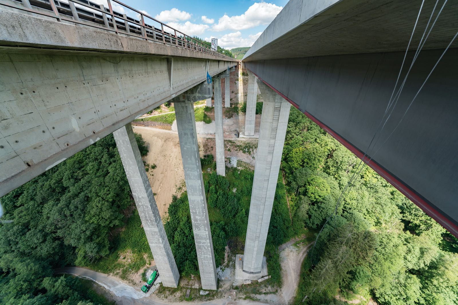 Parapet formwork carriage for the Tiefenbachtal Bridge (D)
